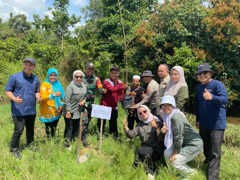 EMP Bentu Dukung Program Pelalawan Sejuk melalui Penanaman Pohon di Langgam