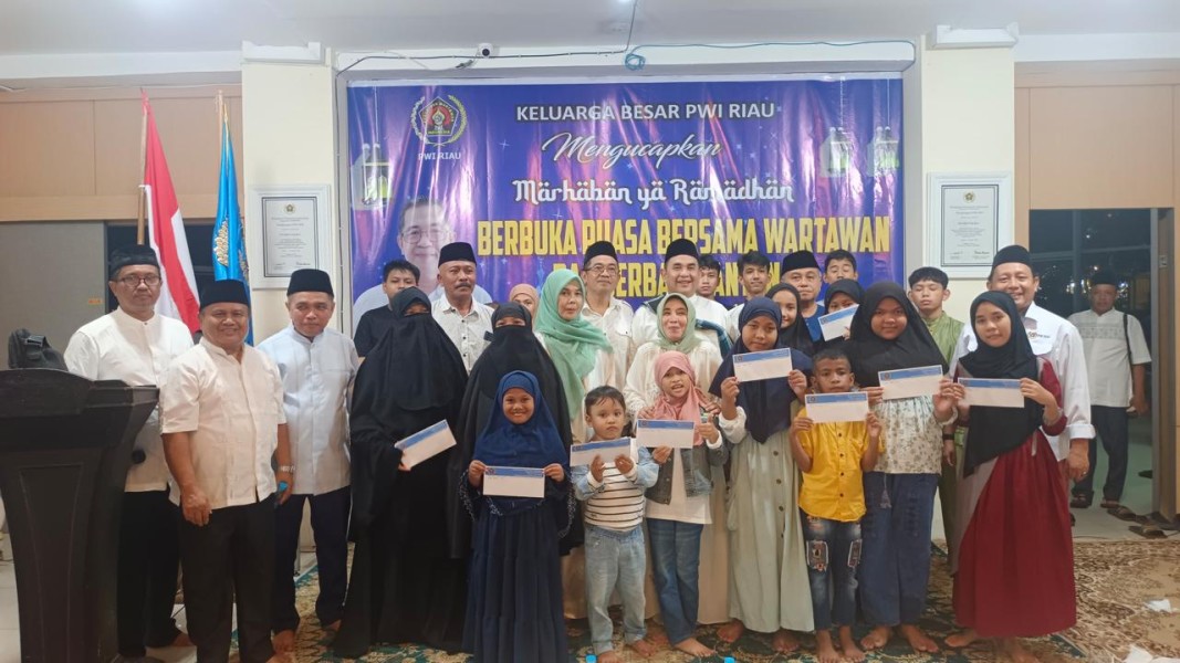 Beri Santunan Anak Yatim dan Janda Wartawan, PWI Riau Juga Serahkan 320 Bingkisan untuk Anggota